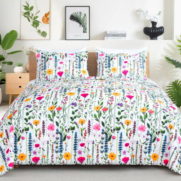 Amazon has a 'beautiful' and 'high quality' 3-piece floral quilt set on ...