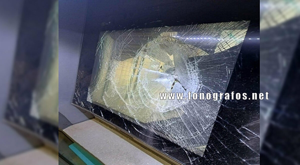 Φθιώτιδα: Έσπασε ΑΤΜ τράπεζας πετώντας πέτρα – Εικόνες από τον βανδαλισμό