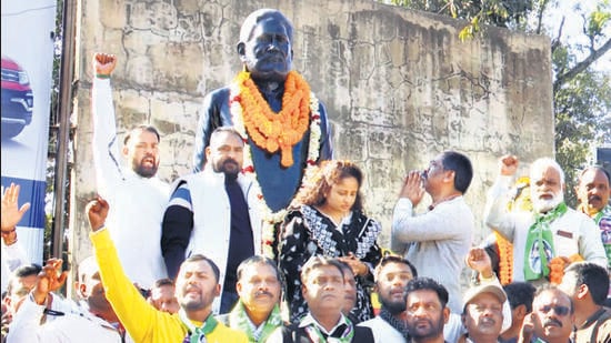 Jharkhand CM Soren pays tribute to statehood icon Nirmal Mahato