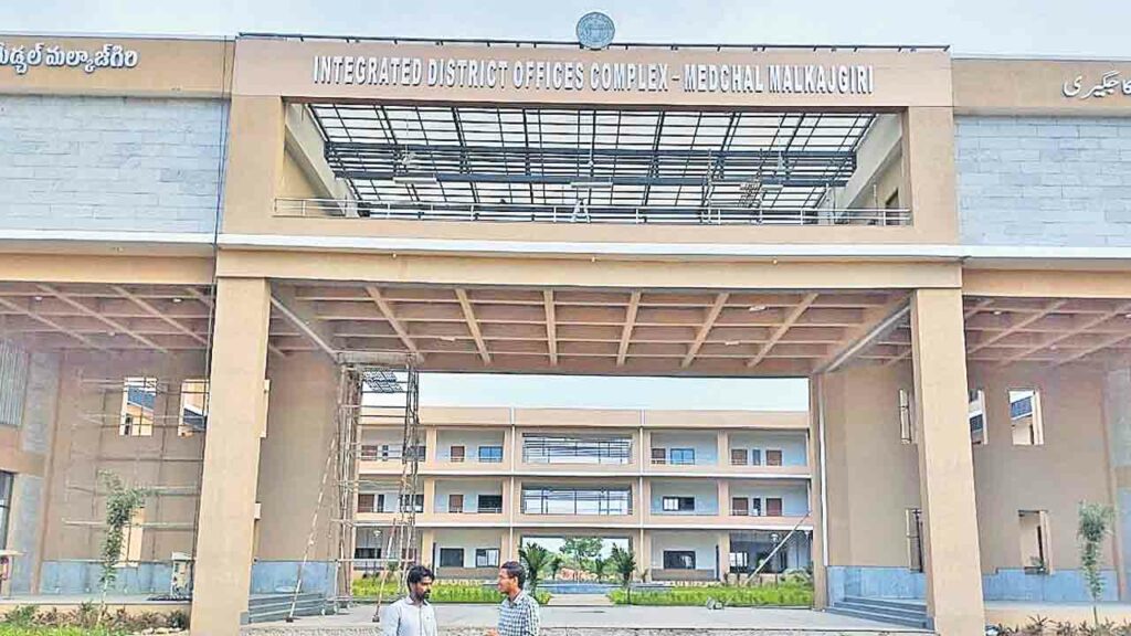 ముంచుకొస్తున్న గడువు.. ప్రభుత్వ భవనాలు వెతికే పనిలో నిమగ్నం