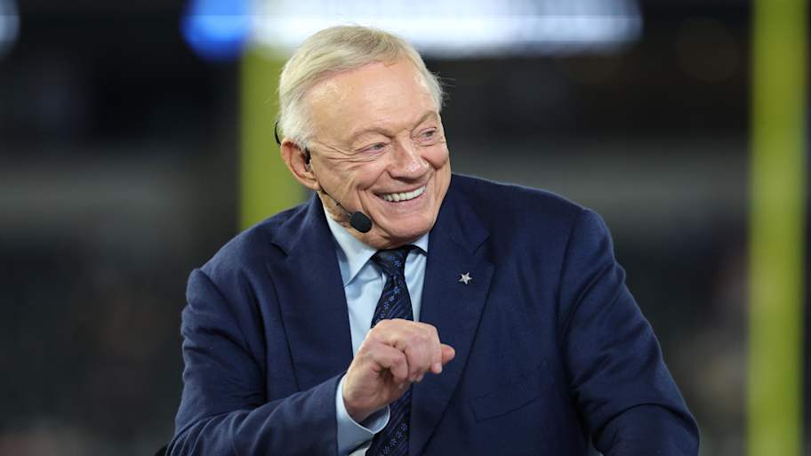 Jerry Jones gets Cowboys in holiday spirit with incredible Santa stunt