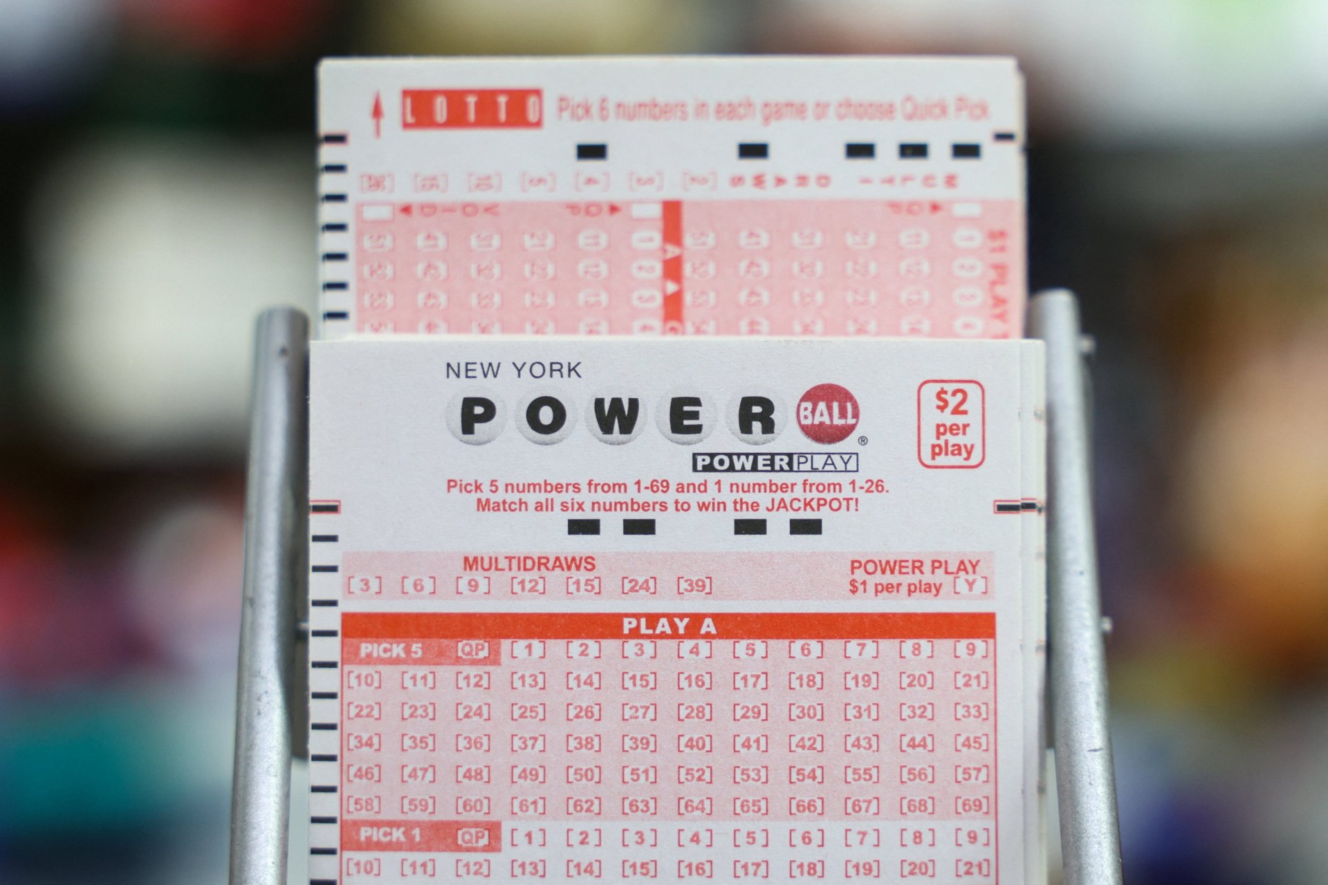 Powerball player's $1,800,000,000 Christmas Eve win
