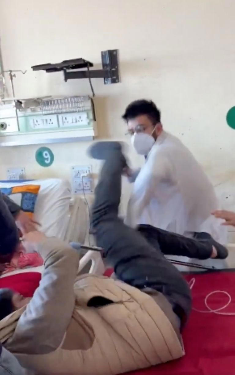 Suspenden a médico que golpeó brutalmente a un paciente en una camilla