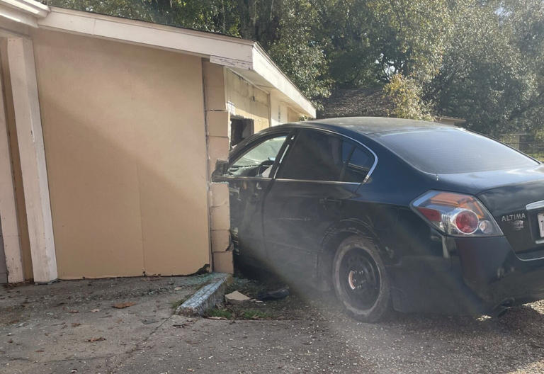 Car crashes into laundromat building on Christmas Day; no injuries reported