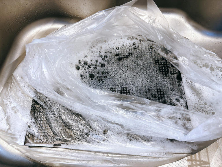 強い洗剤は使わない!「レンジフードフィルター」のギトギト油汚れをラクに落とす掃除テク