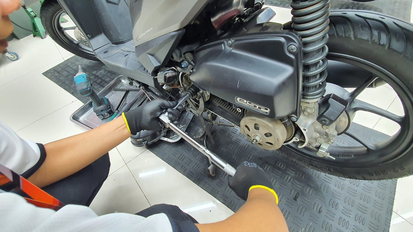 Begini cara mengatasi mur pulley di motor matic yang sulit dibuka