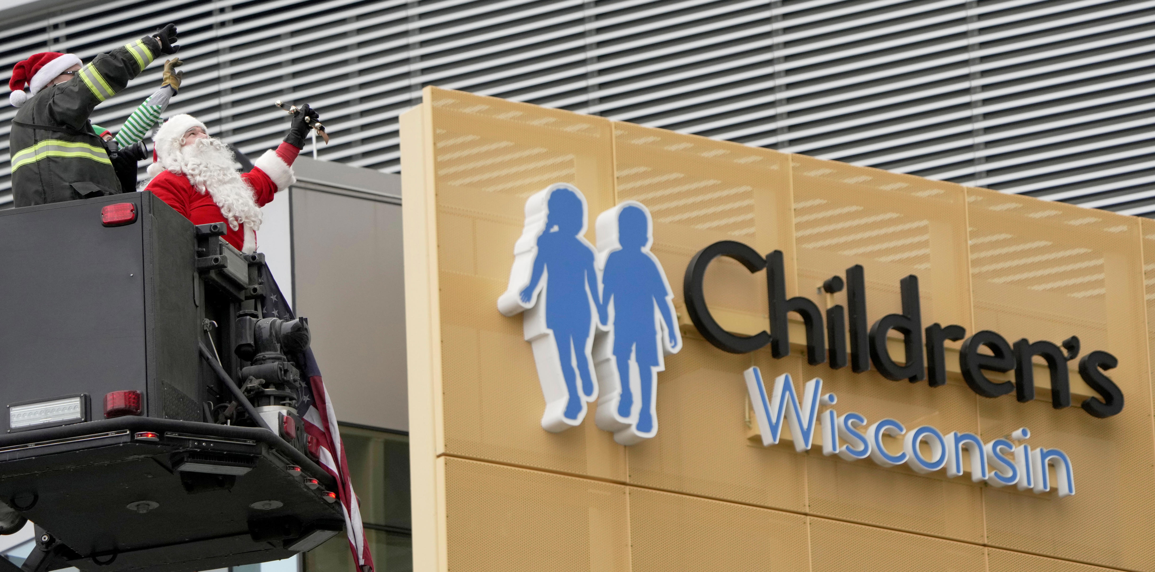 Santa, Olaf, elves greet patients at Children's Wisconsin on Christmas ...