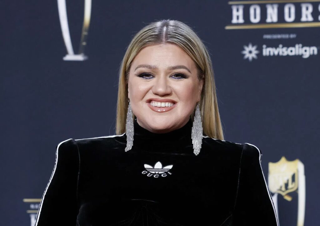 Kelly Clarkson lights up NFL Christmas gameday livestream with ...