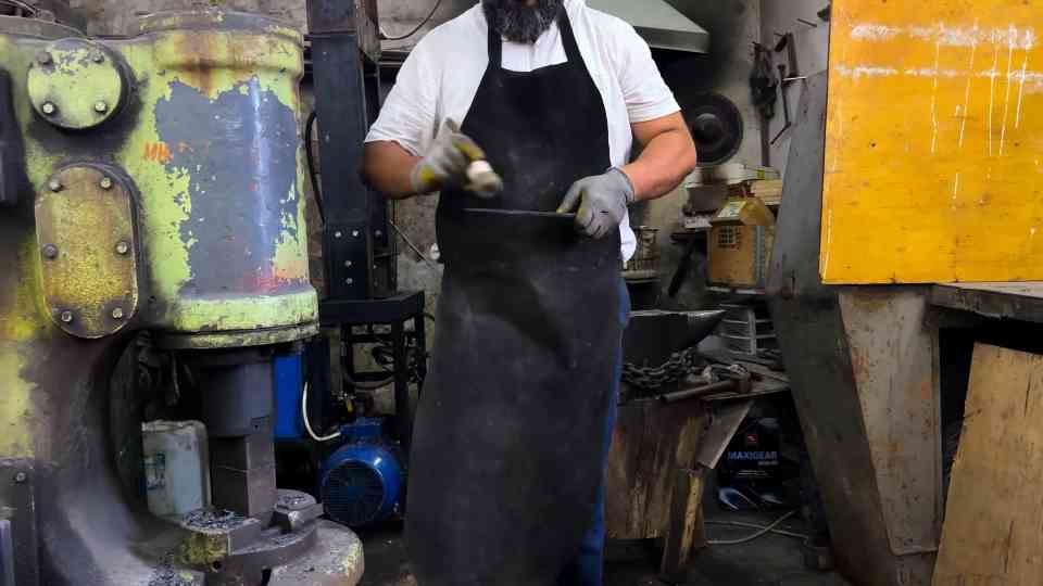 How a worn bearing becomes a razor-sharp knife