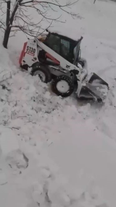 Snowstorm teamwork: How college kids and crew keep the snow moving!