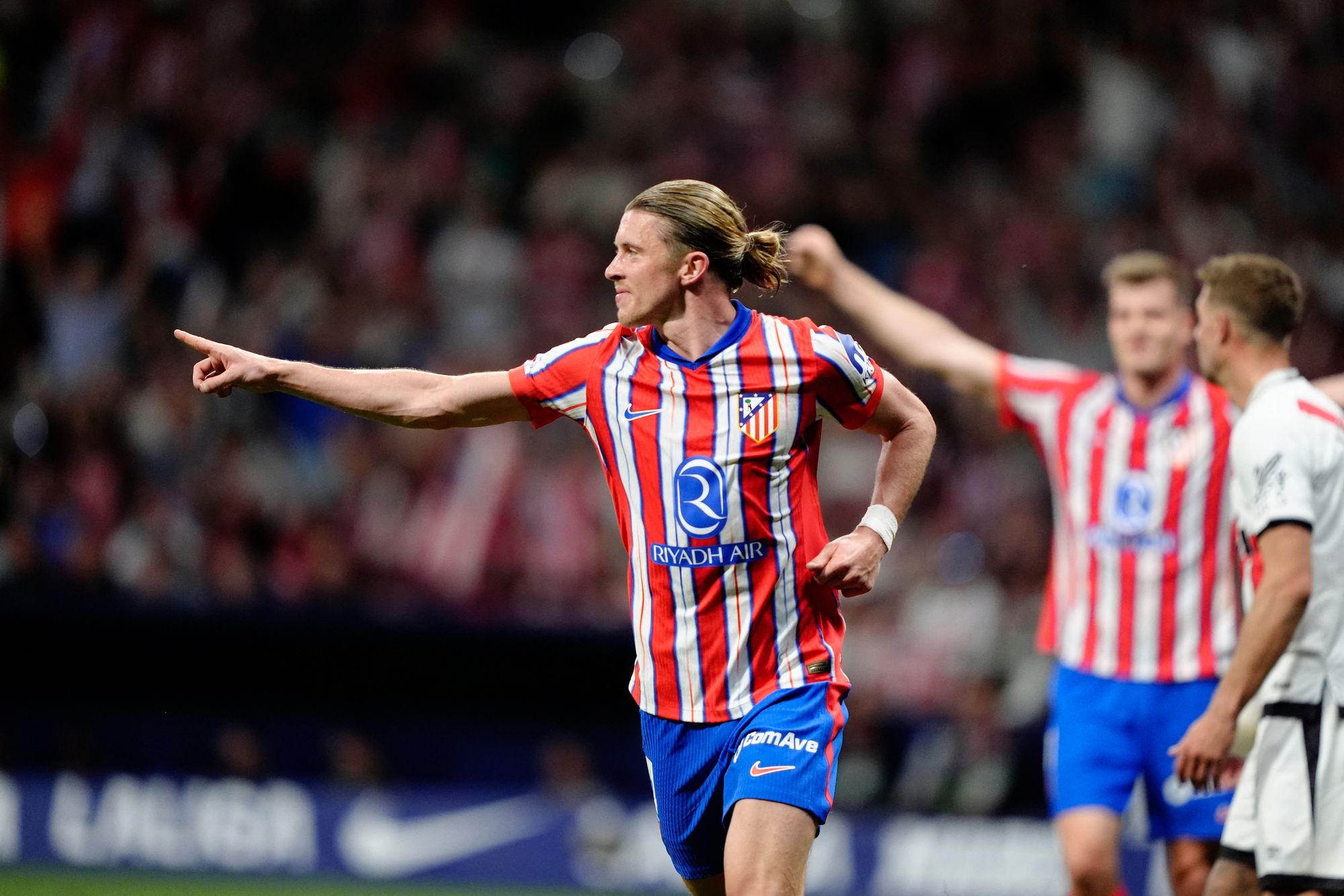 Tottenham sign ex Chelsea man, Barcelona player and Premier League ...