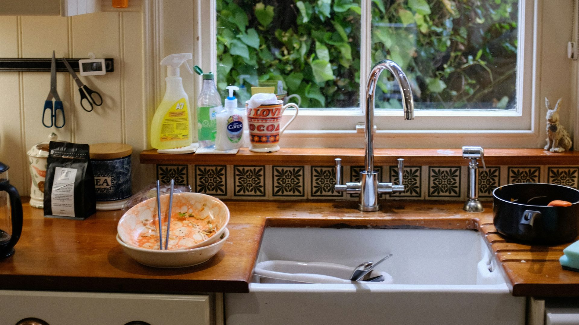 10 signs you have a lazy spouse & 10 signs they put in the work