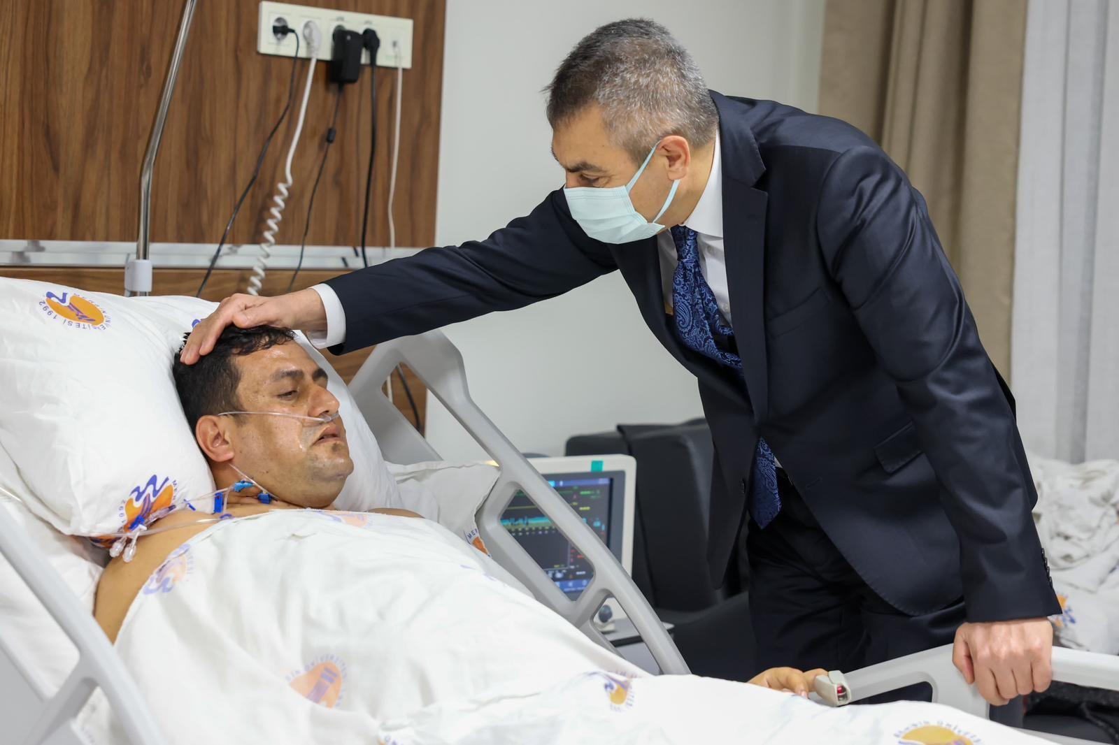 Milli Eğitim Bakanı Tekin, 12 yaşındaki öğrenci tarafından vurulan okul ...