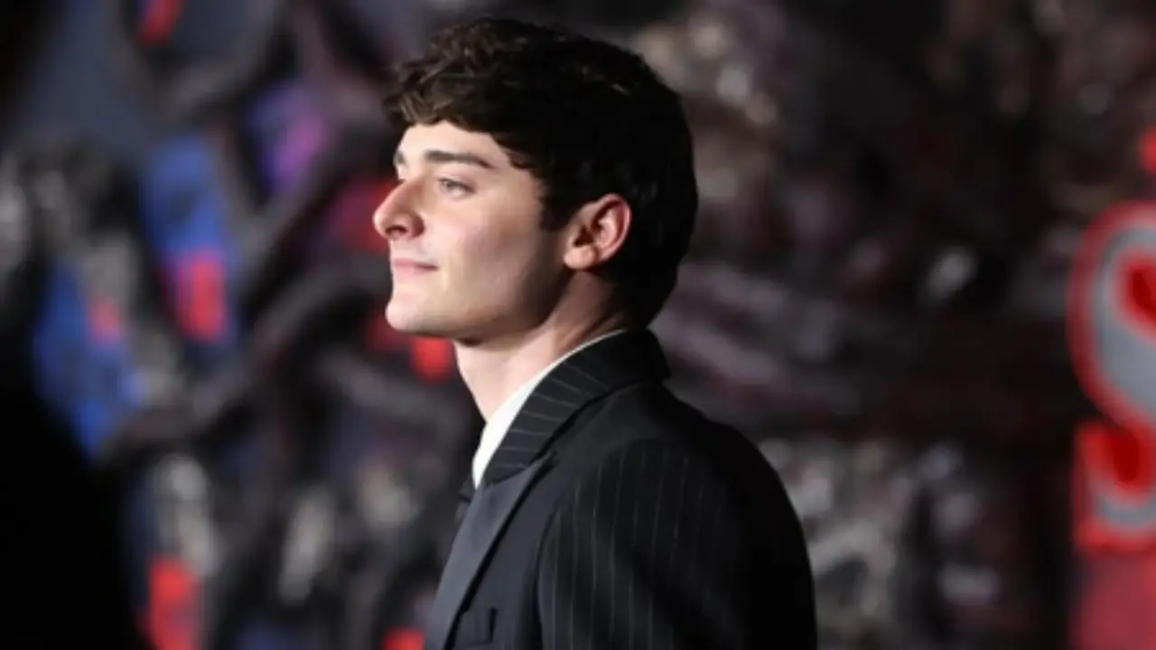 Noah Schnapp says child actors need therapy as they live an 'abnormal life'