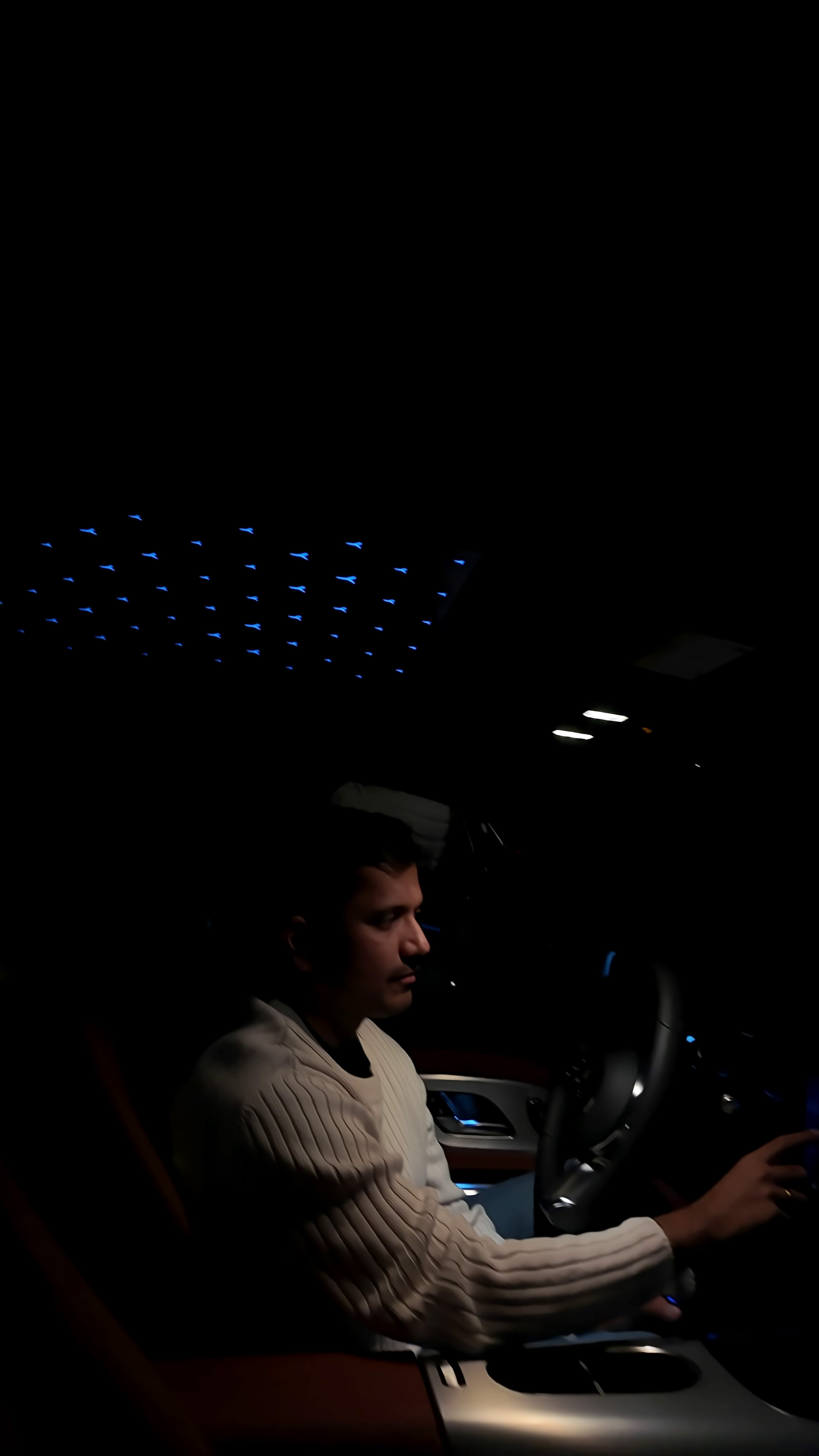 Mercedes GLB com iluminação ambiente panorâmica