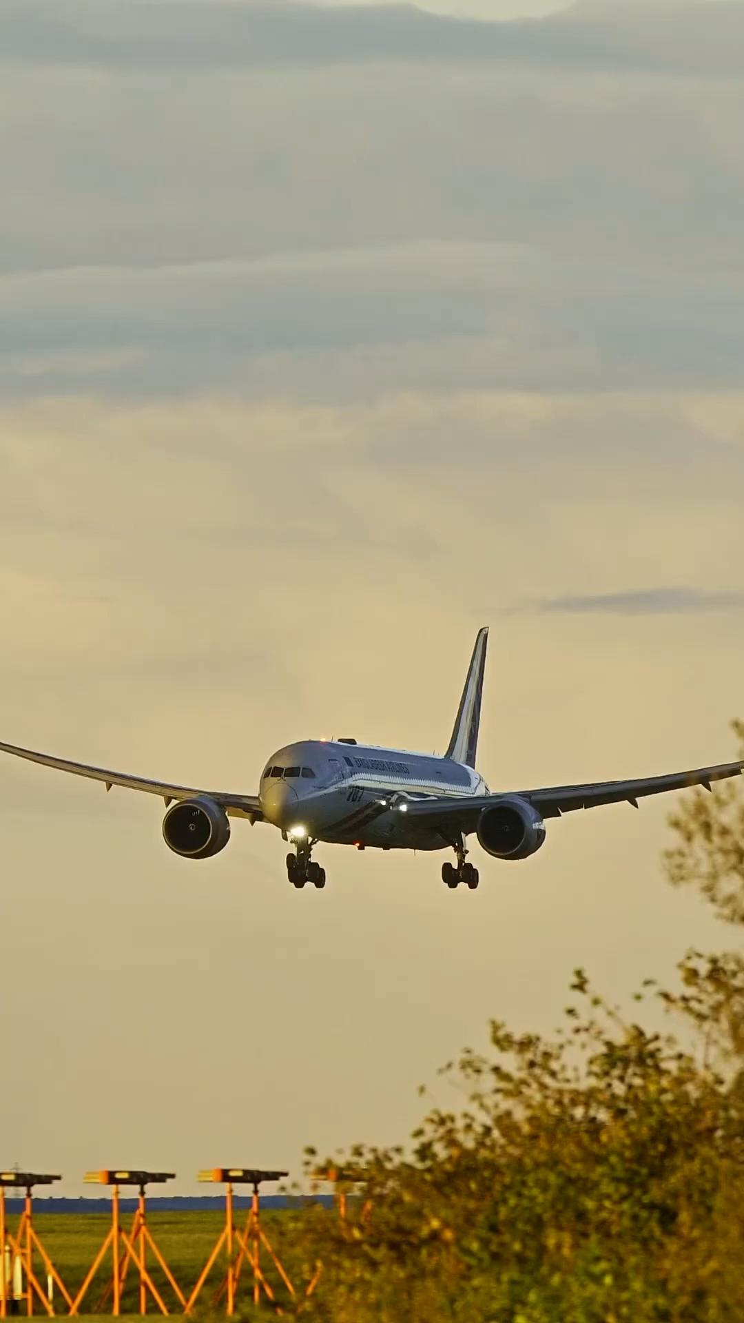 Golden hour Boeing 787 landing in Manchester