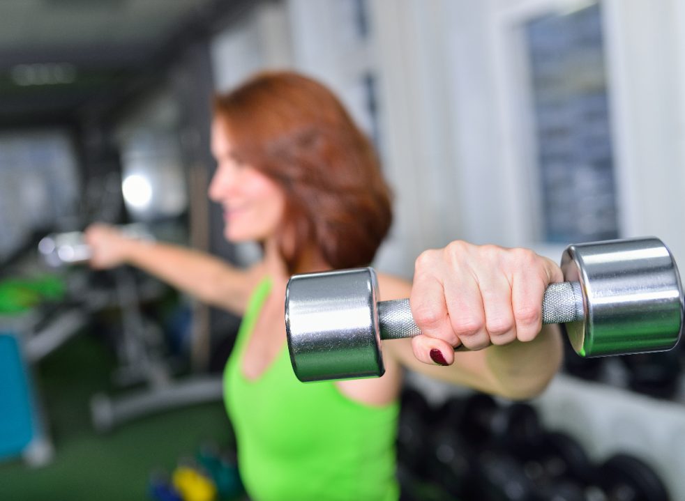 I'm a certified trainer and here are 5 dumbbell exercises that build ...