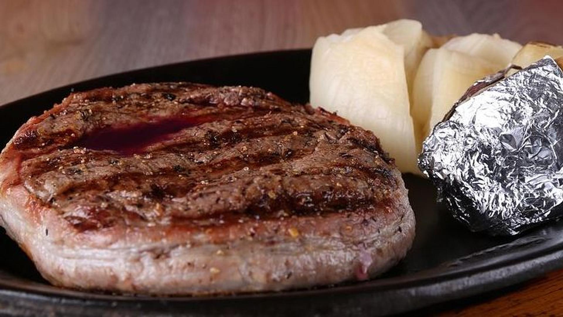 As a chef, here are 6 dishes I always order at a steakhouse and 4 I ...