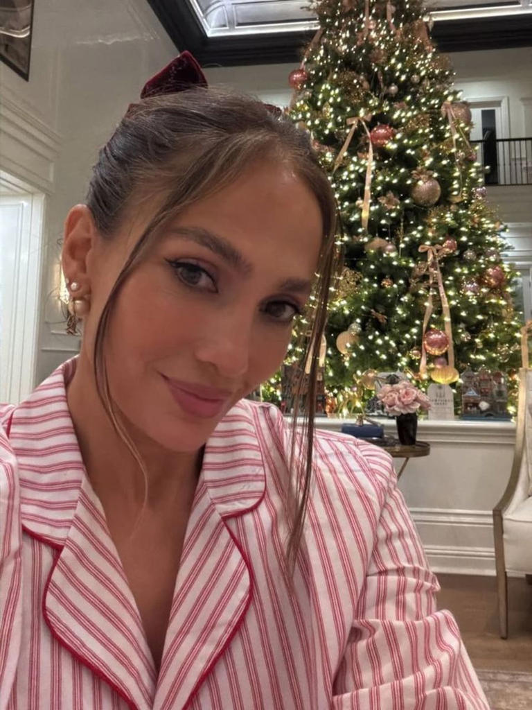 Jennifer Lopez ditched sequins for pink pajamas on Christmas Eve, and ...