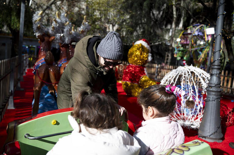 La Navidad toma las calles de Cáceres: los niños disfrutan de los ...