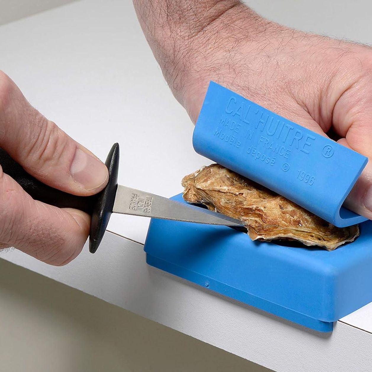 Ce cale huître et son couteau est le lot indispensable pour accompagner ...