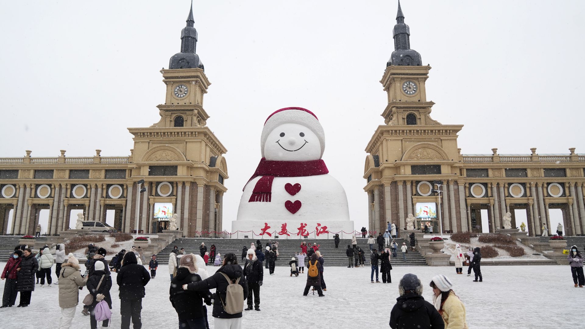 Photos: Six stories tall, snowman made of 124,000 cubic feet of snow ...
