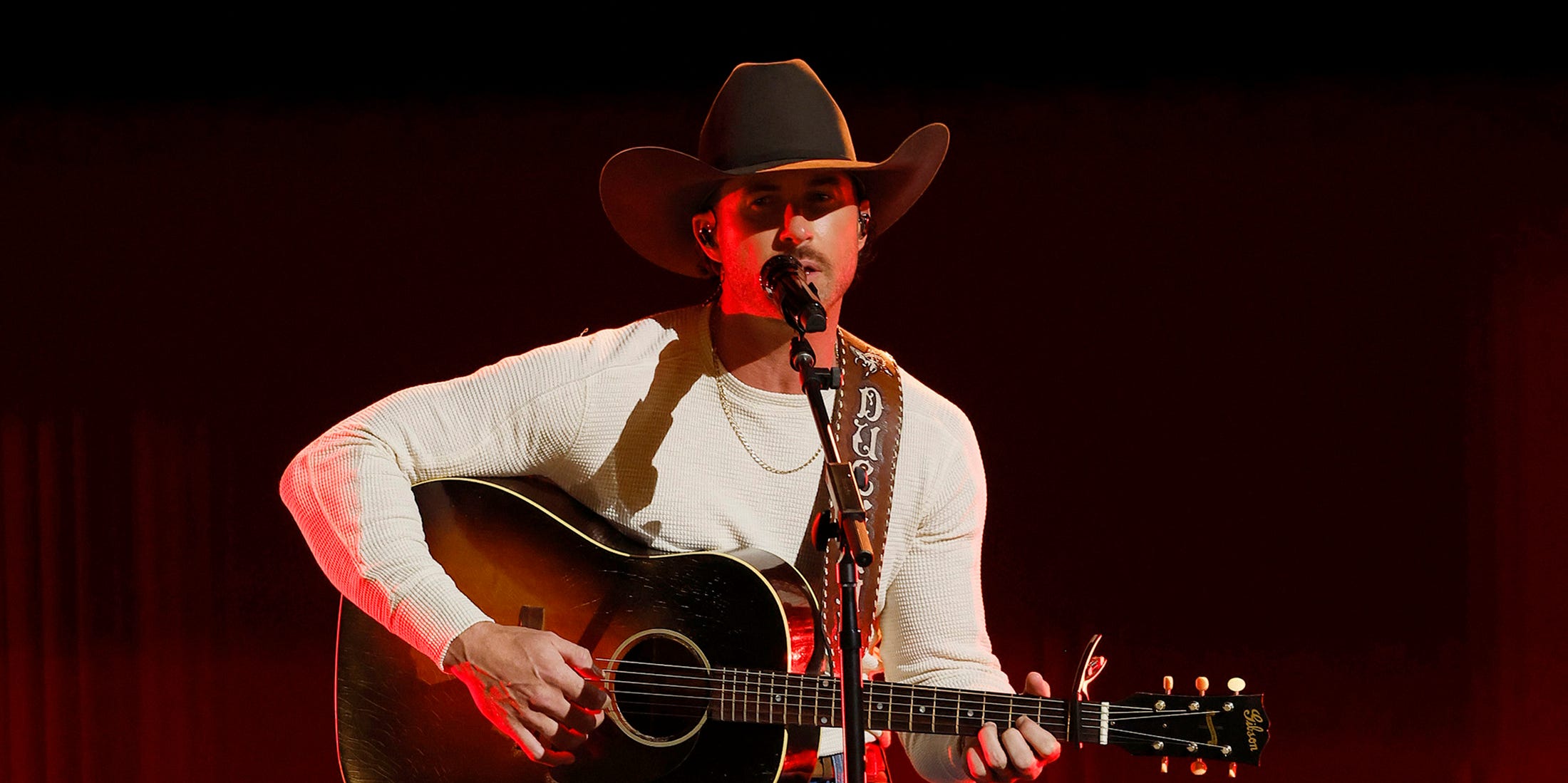 Riley Green delivers a moving performance just in time for Christmas