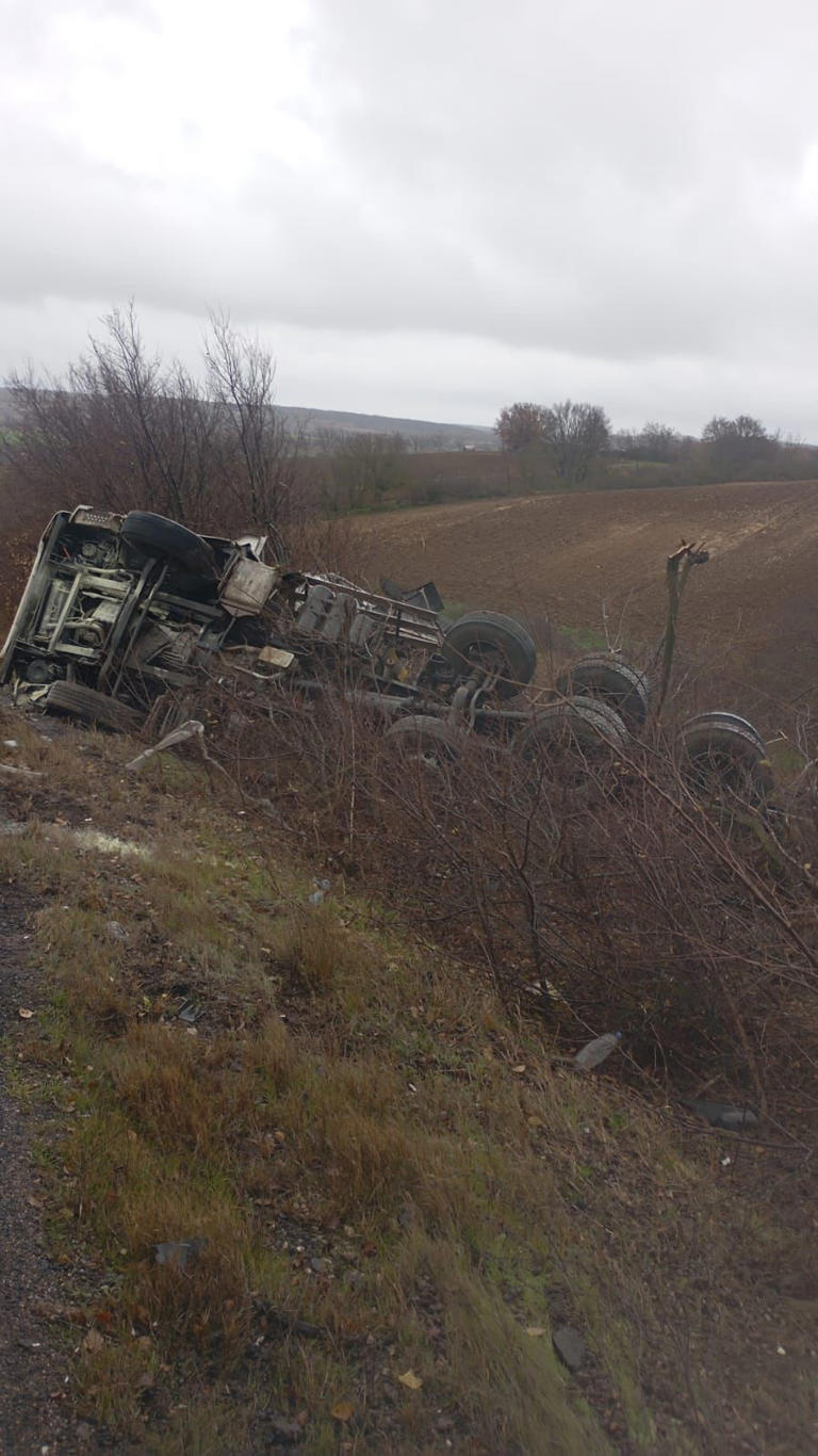 Vize-Soğucak Köyü yolunda petrol tankeri devrildi