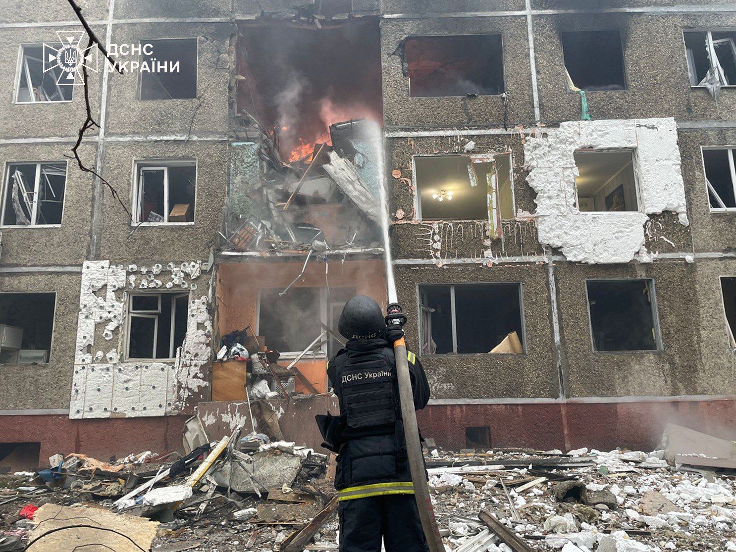 Russia attacks Kherson market, Chernihiv apartment building on ...