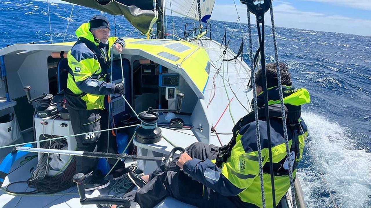 The identical twins sailing in a 14th Syd-Hob together