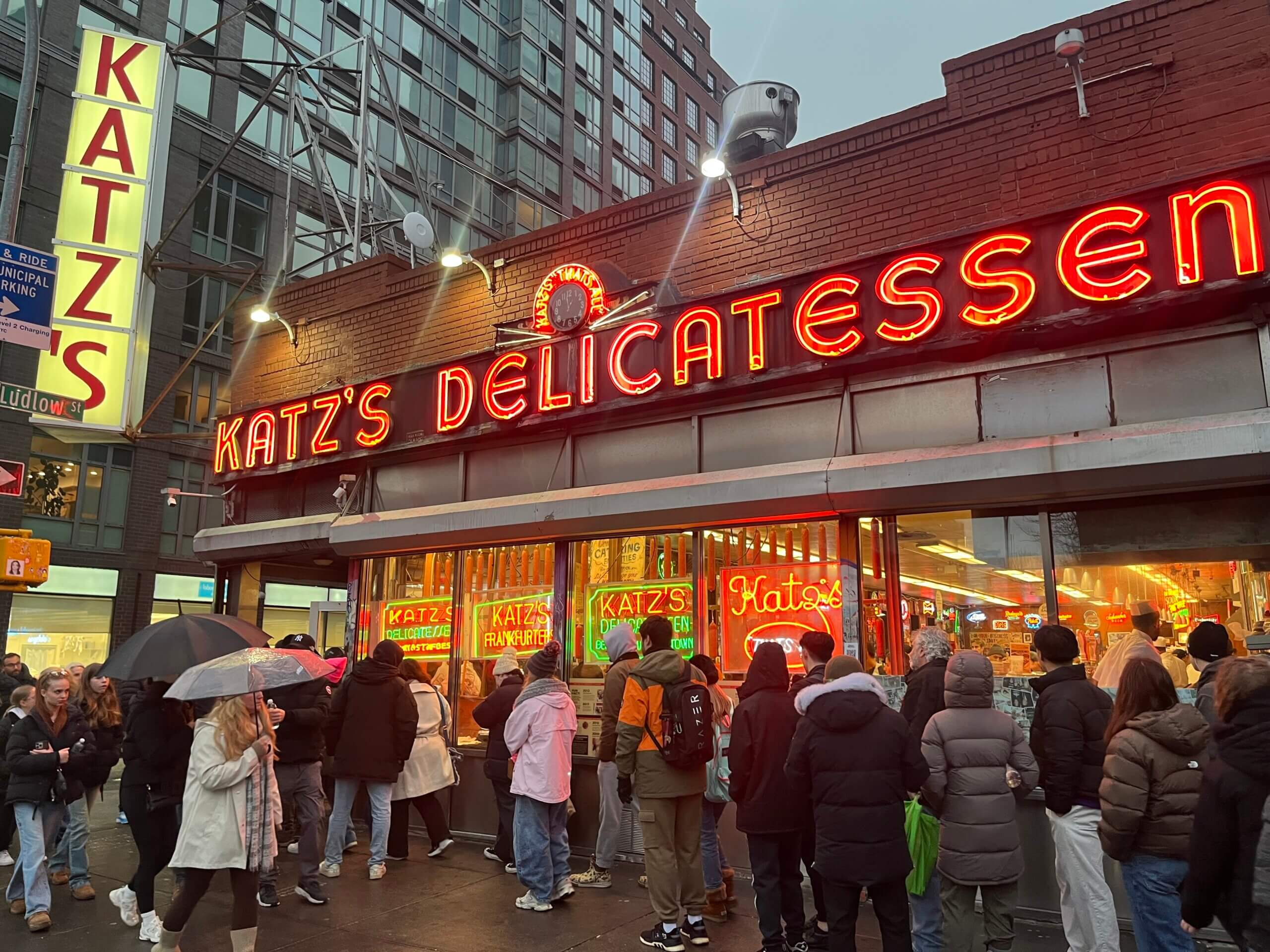 Waiting on line on Christmas is a time-honored New York tradition — was ...