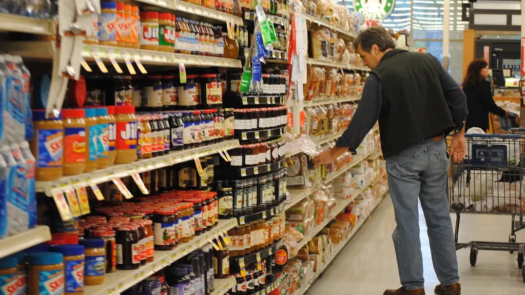 6 grocery store tactics shoppers rarely notice, former employees say