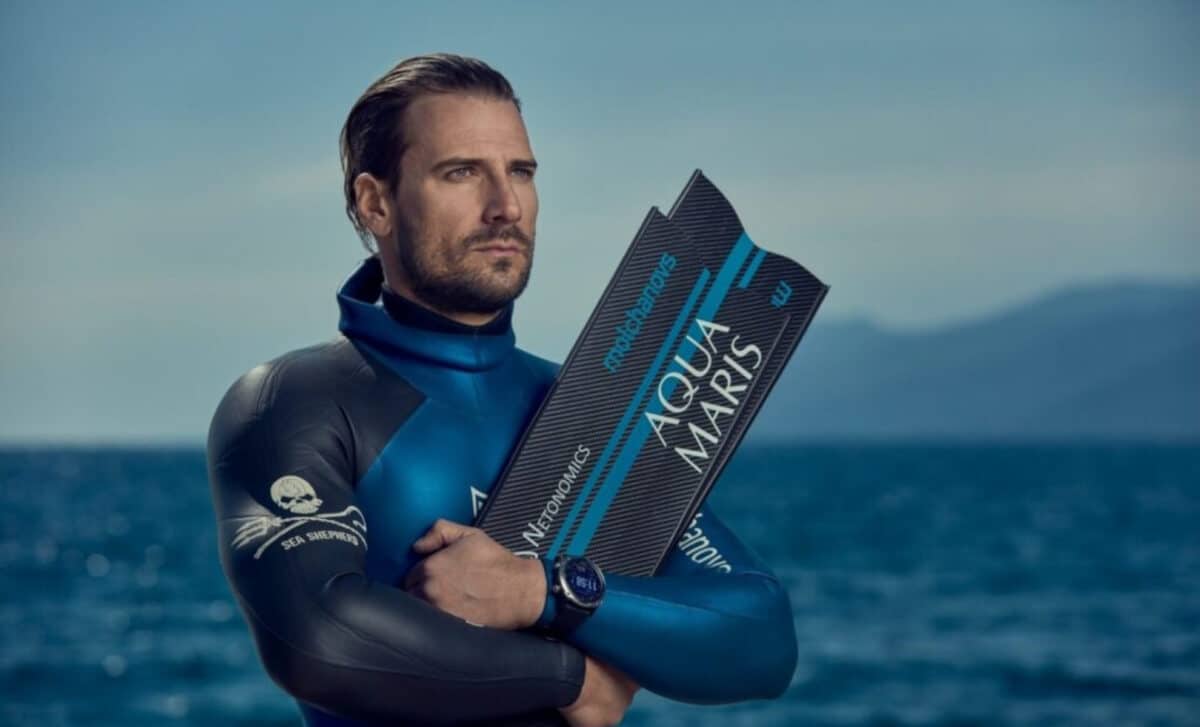 New world record: Freediver holds breath for nearly 30 minutes, defying ...