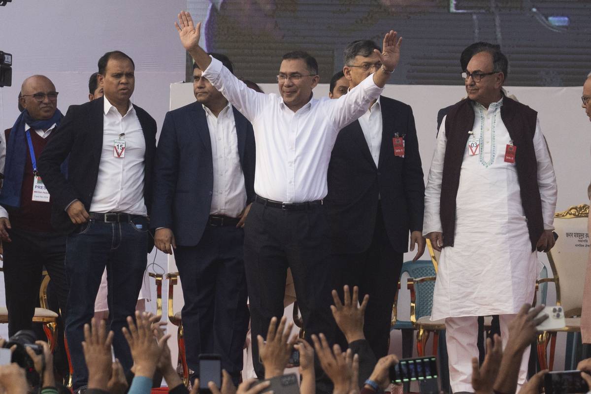 Milhares de pessoas recebem líder da oposição do Bangladesh que estava ...