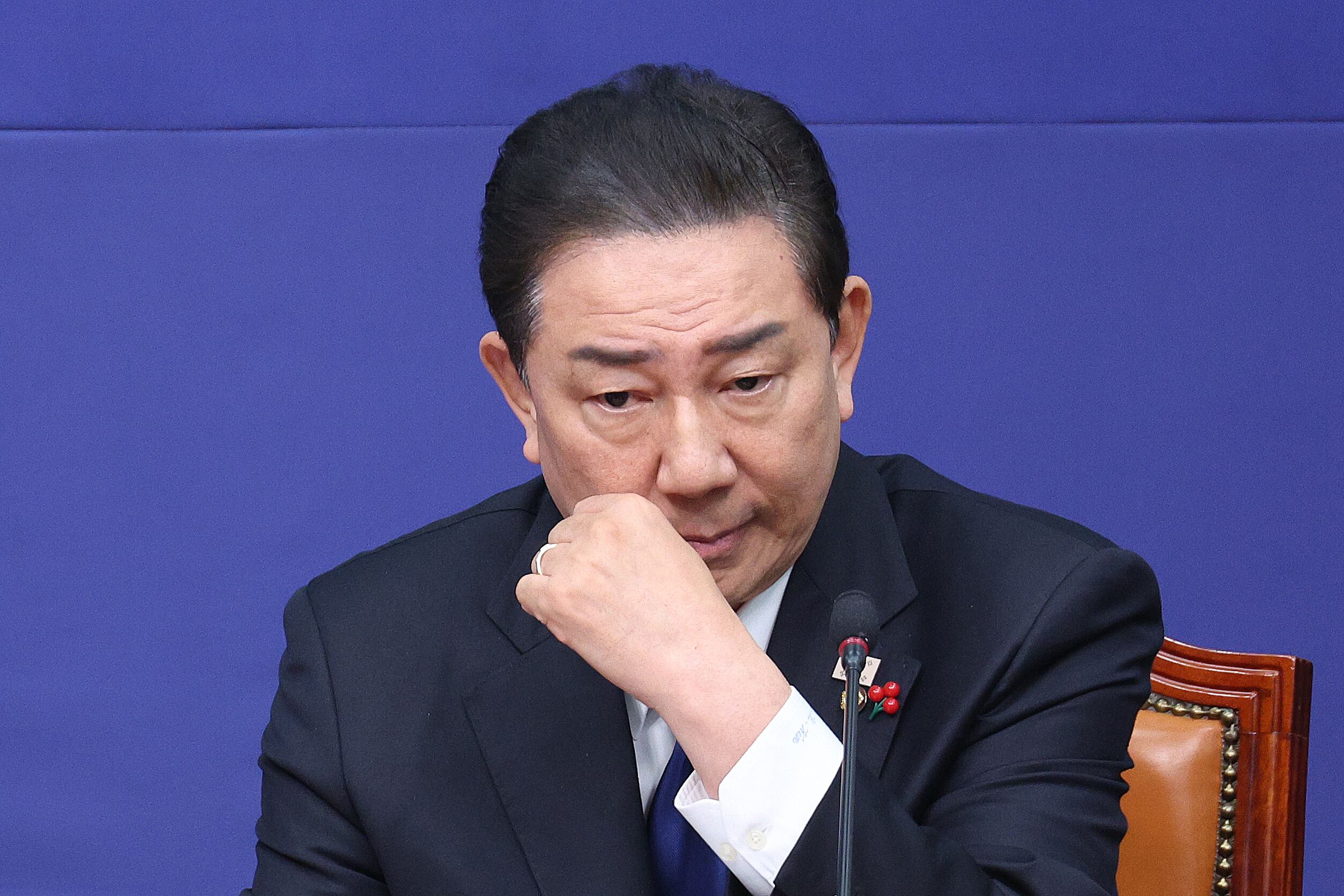 Democratic Party leader Kim Byung-kee's mudslinging battle with aides