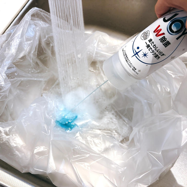 強い洗剤は使わない!「レンジフードフィルター」のギトギト油汚れをラクに落とす掃除テク