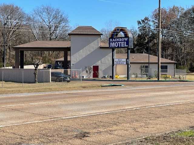 Employee shot during dispute at Jackson motel, police say