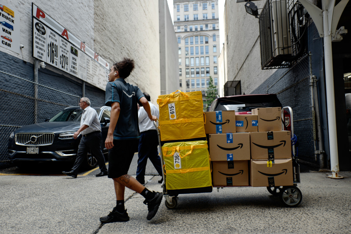 Amazon has a 'fast and stable' wireless CarPlay adapter on sale for $29