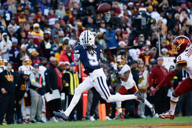 Cowboys fast start holds off Commanders for 1st Christmas win since ...