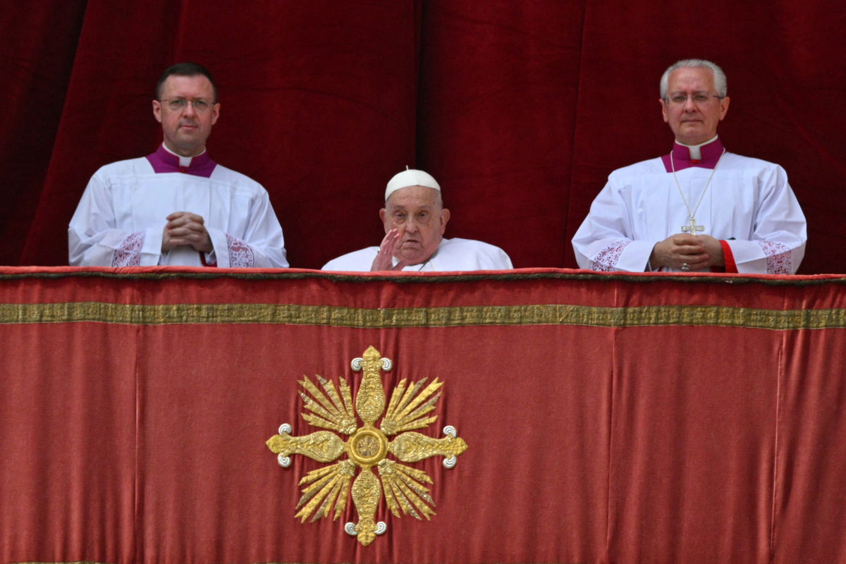 Pope Francis makes Easter Day appearance despite weak health