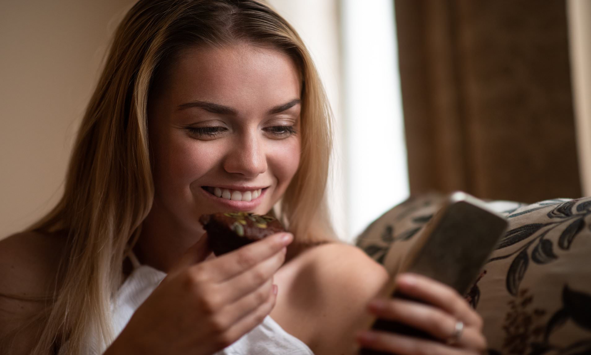 Why it's better for your waistline to scroll on your phone while eating ...