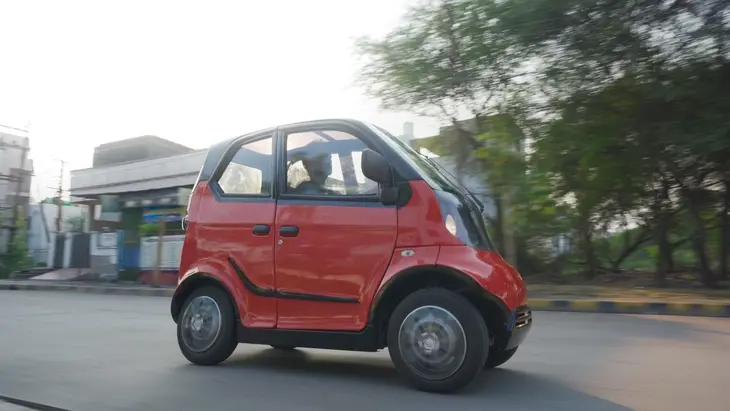 Ô tô điện mini giá chỉ ngang Honda SH Mode, chiếm chỗ đỗ như xe máy