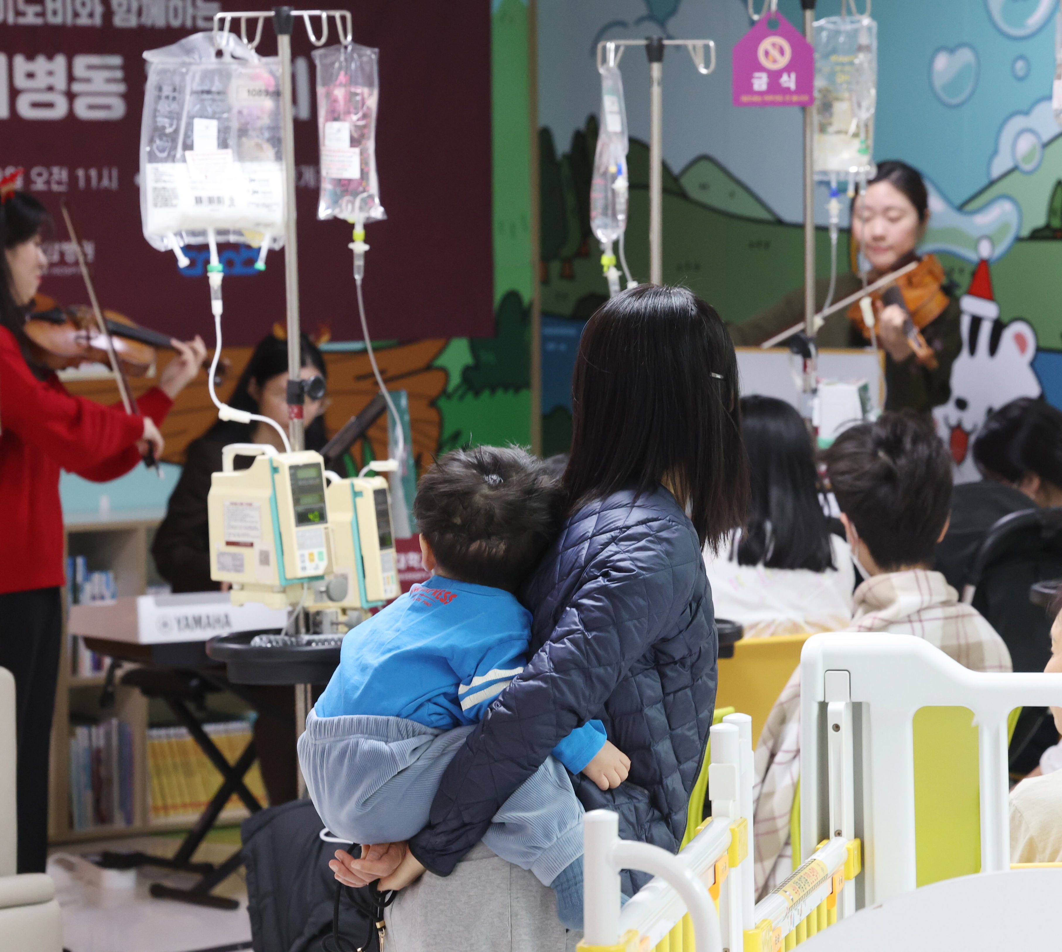 Unpaid musicians volunteer to comfort hospital patients