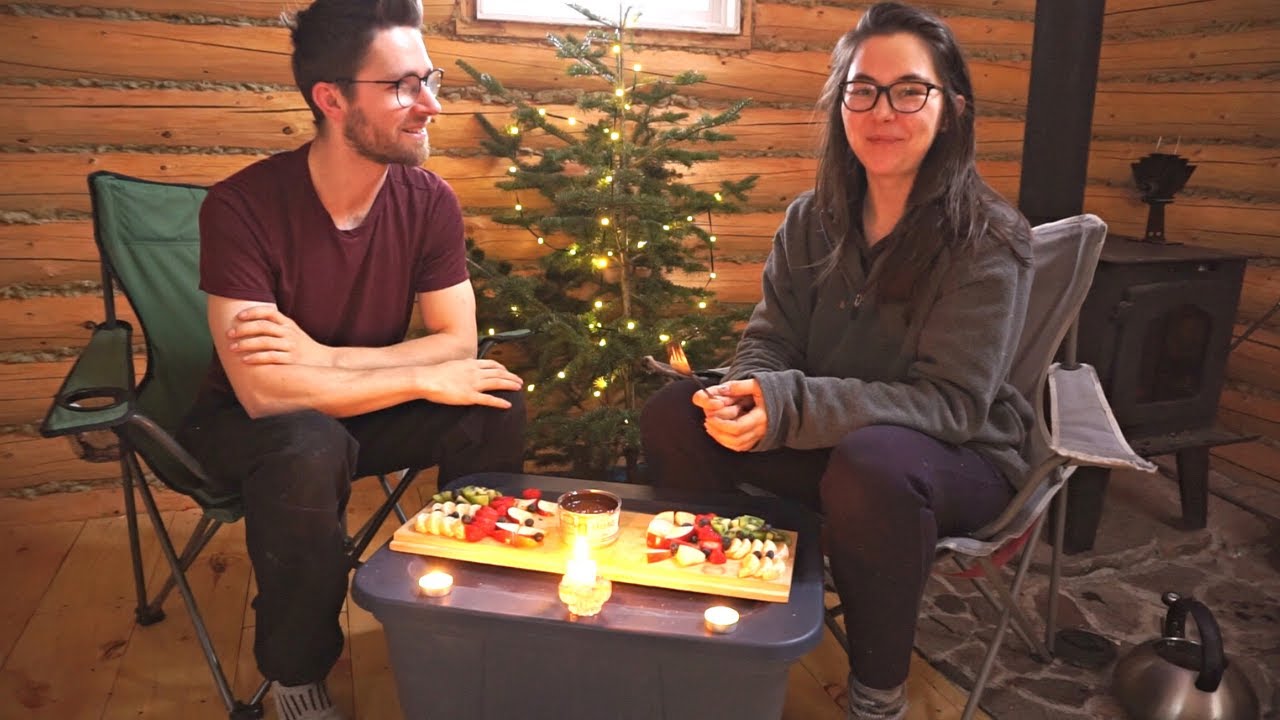 Building a log cabin | Ep. 48 | A Christmas video! + Varnishing the ...