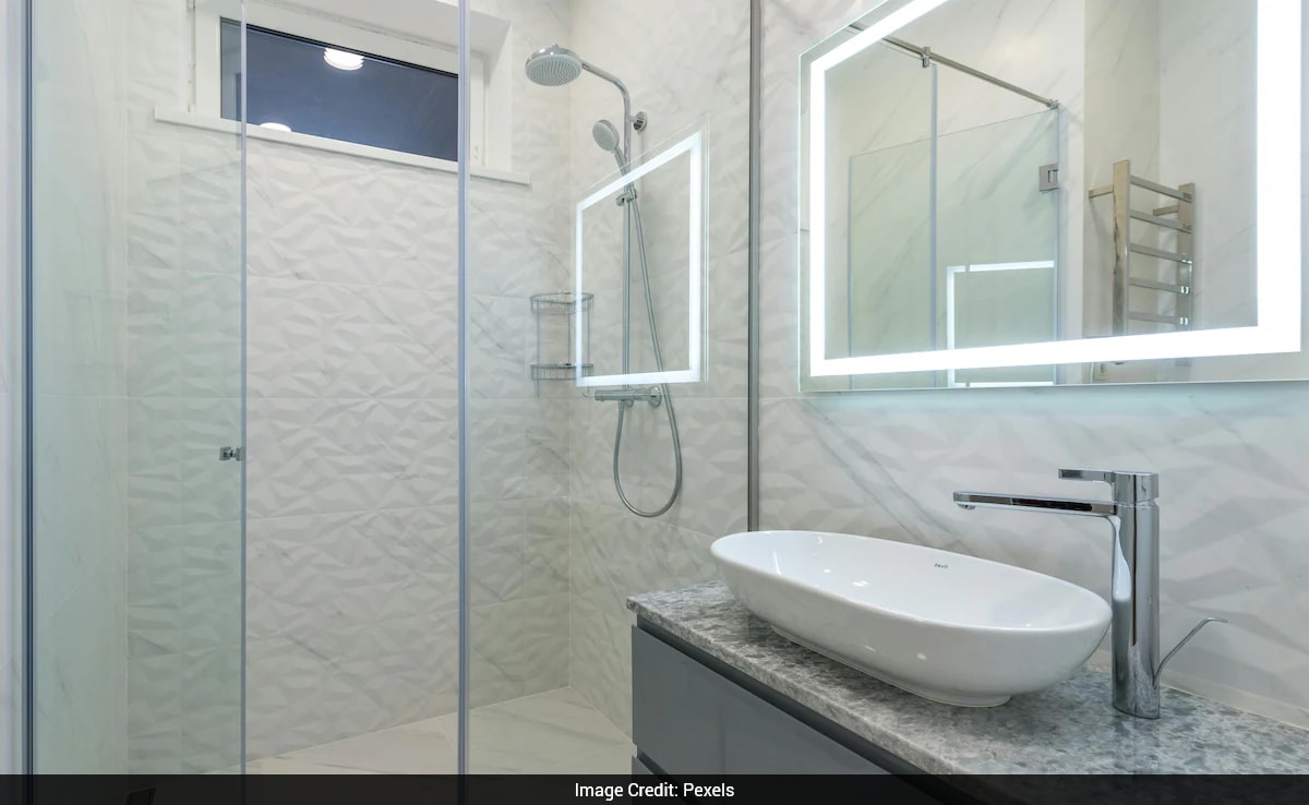 China mall uses transparent toilet glass to catch smokers, sparks ...