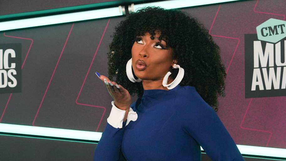 Megan Thee Stallion's wild boots has Warriors crowd staring for Klay ...