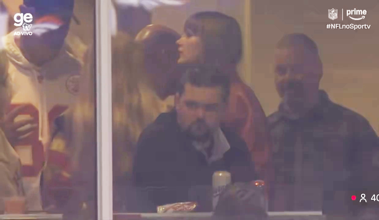 Taylor Swift wears festive red bomber jacket at Chiefs vs. Broncos game ...