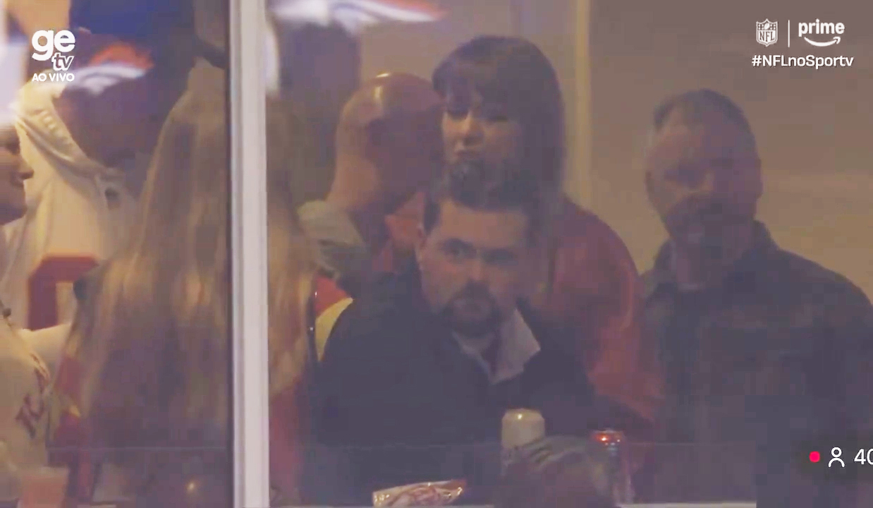 Taylor Swift wears festive red bomber jacket at Chiefs vs. Broncos game ...