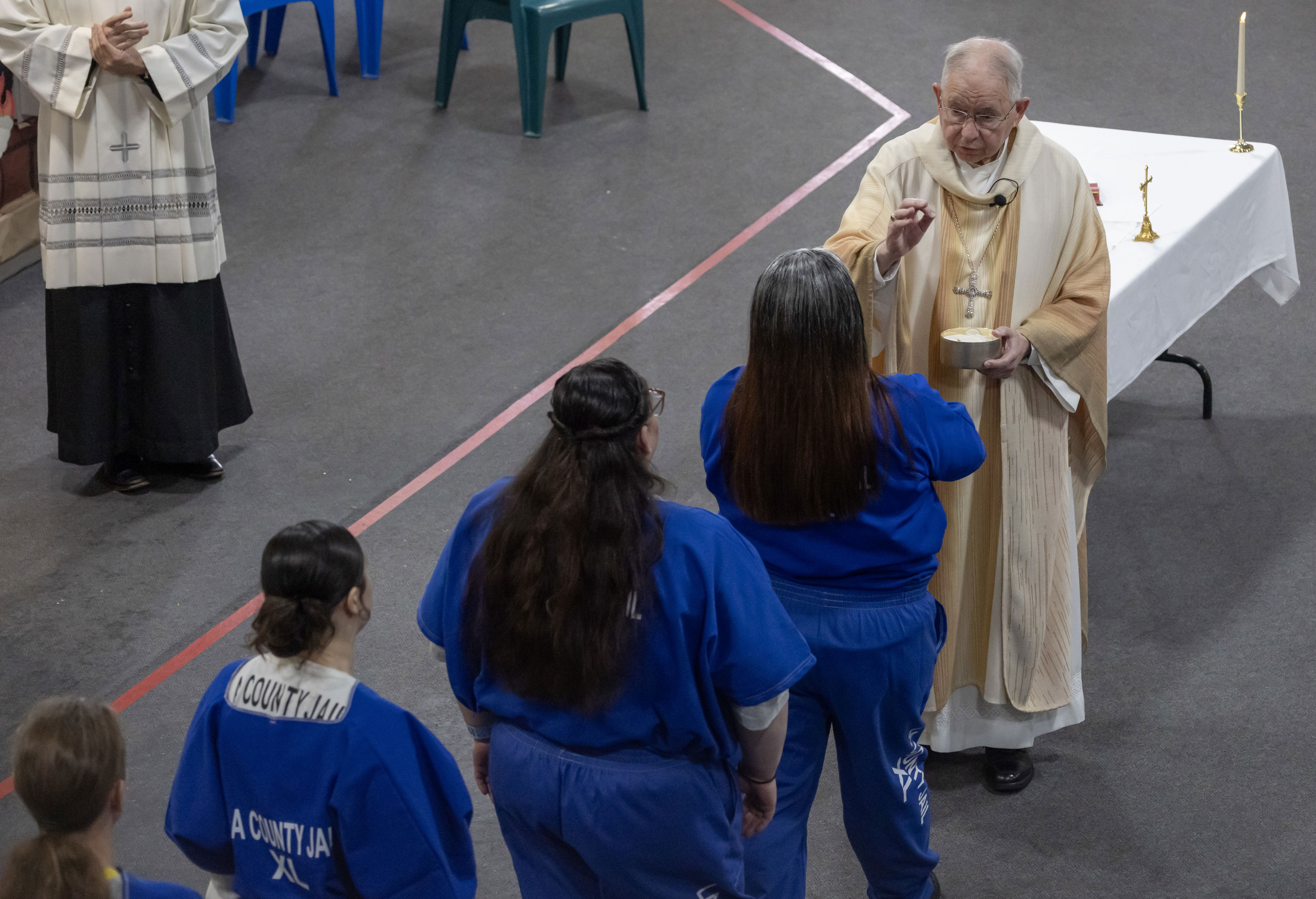 Los Angeles County jail inmates celebrate holiday mass