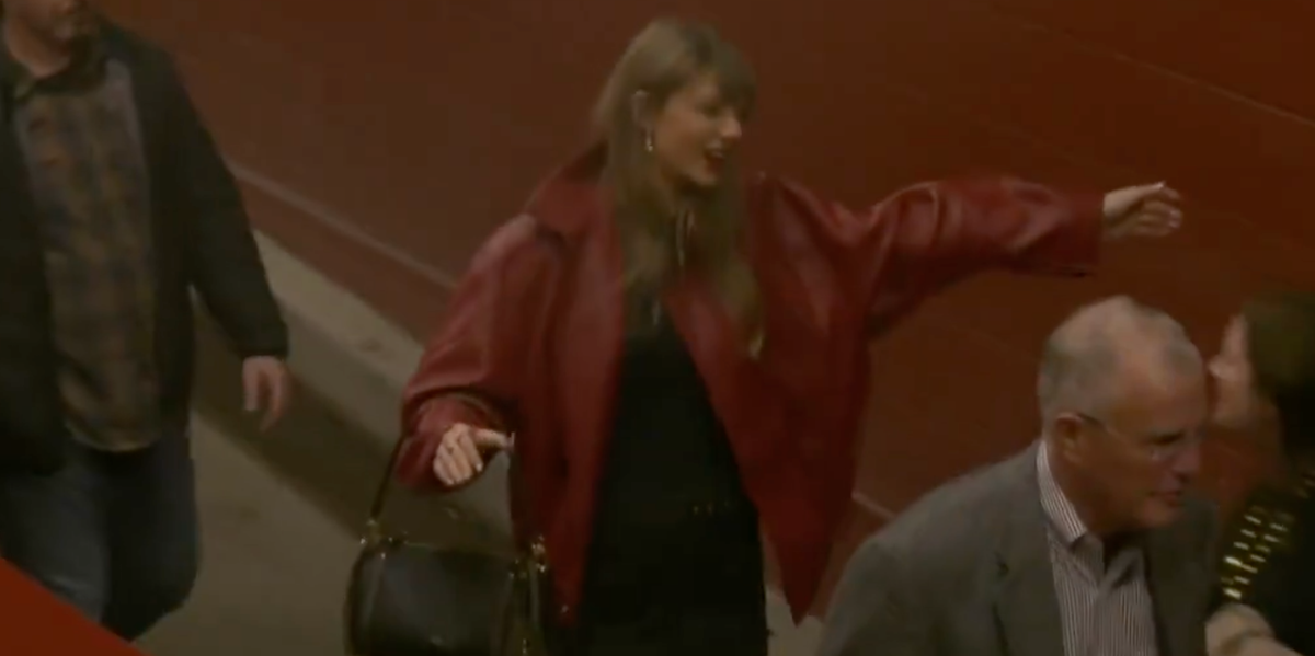 Taylor Swift wears a bold red jacket at Travis Kelce’s Christmas Day ...